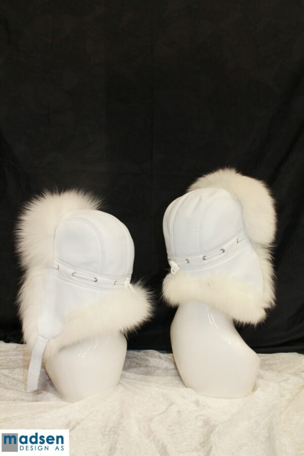 Pelslue med hvit nappa og hvitrev | Skinn og pels av høyeste kvalitet