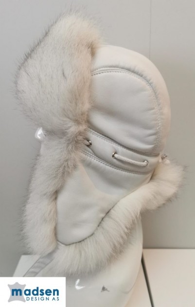 Pelslue med hvit nappa og hvitrev | Skinn og pels av høyeste kvalitet